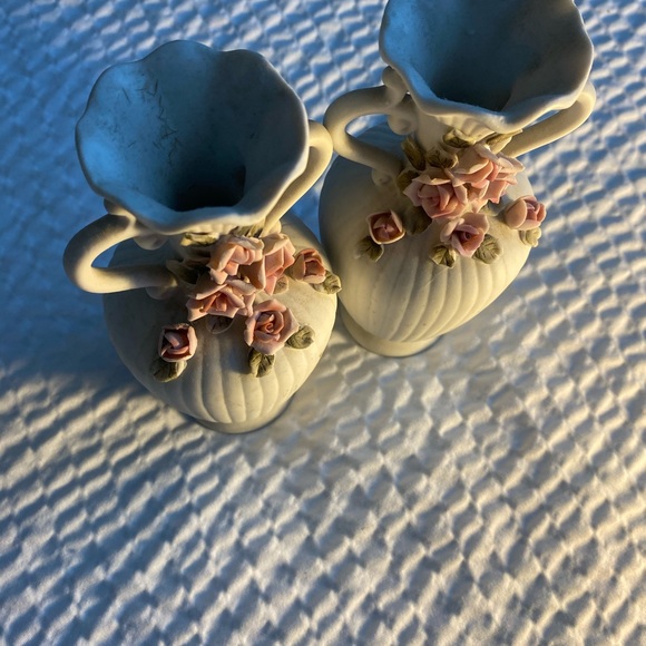 Unlisted | Accents | 2 White Mini Porcelain Urn Vase With Pink Roses ...